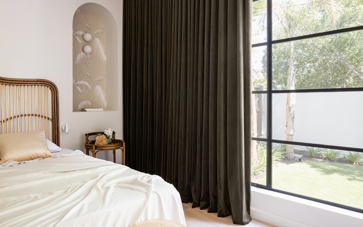 It's Nice To Have a Bedroom With Large Window - 20 Examples & Tips ...