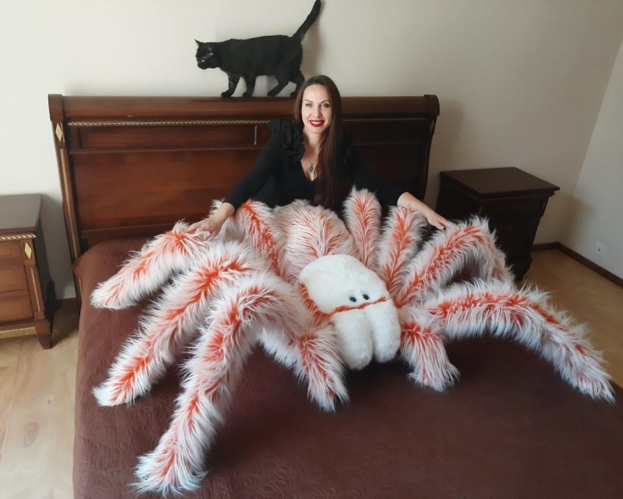 The Ultimate Giant Tarantula Spider Pillow: Your Go-To Prank or Napping ...